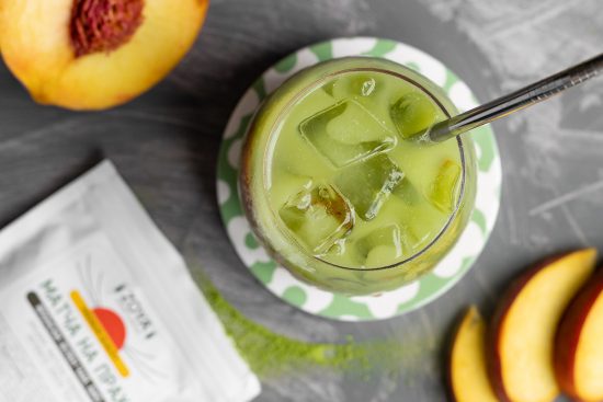 Студено матча лате с праскова / Iced Peach Matcha Latte | Кукуряк